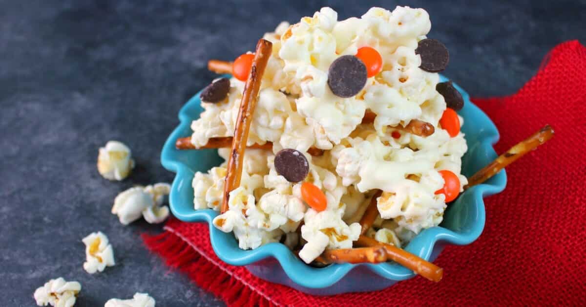 Melted Snowman Popcorn Snack Mix | Just 5 EASY ingredients!